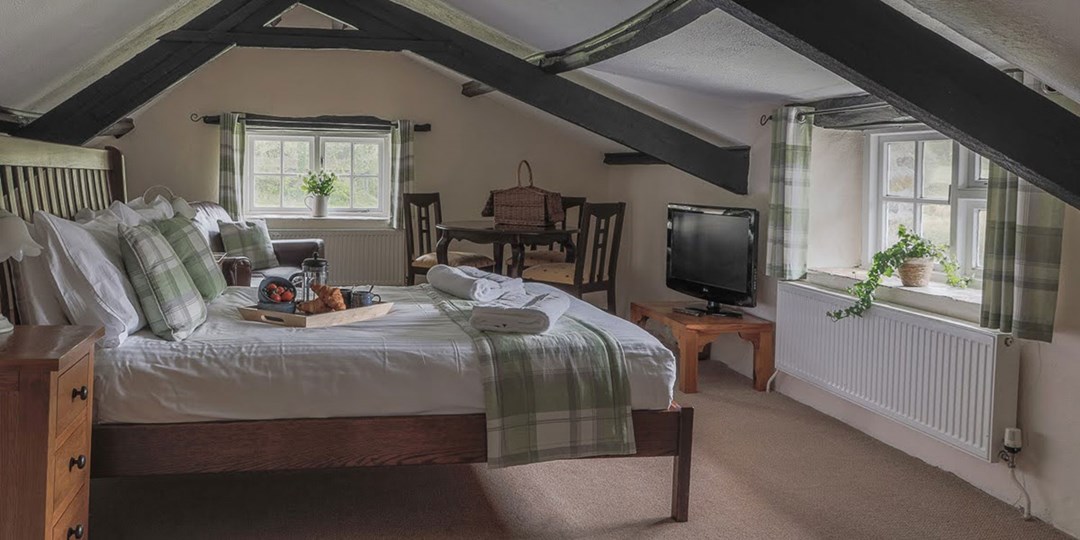 £149—Dartmoor: overnight stay in thatched inn with dinner | Travelzoo