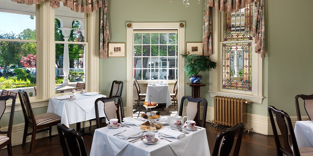 $129—Victoria waterfront hotel w/breakfast & parking | Travelzoo