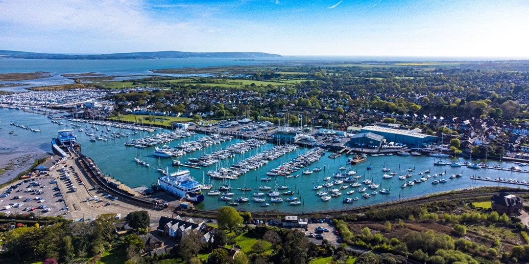 £189pp—Yachting experience on the Solent with overnight stay | Travelzoo