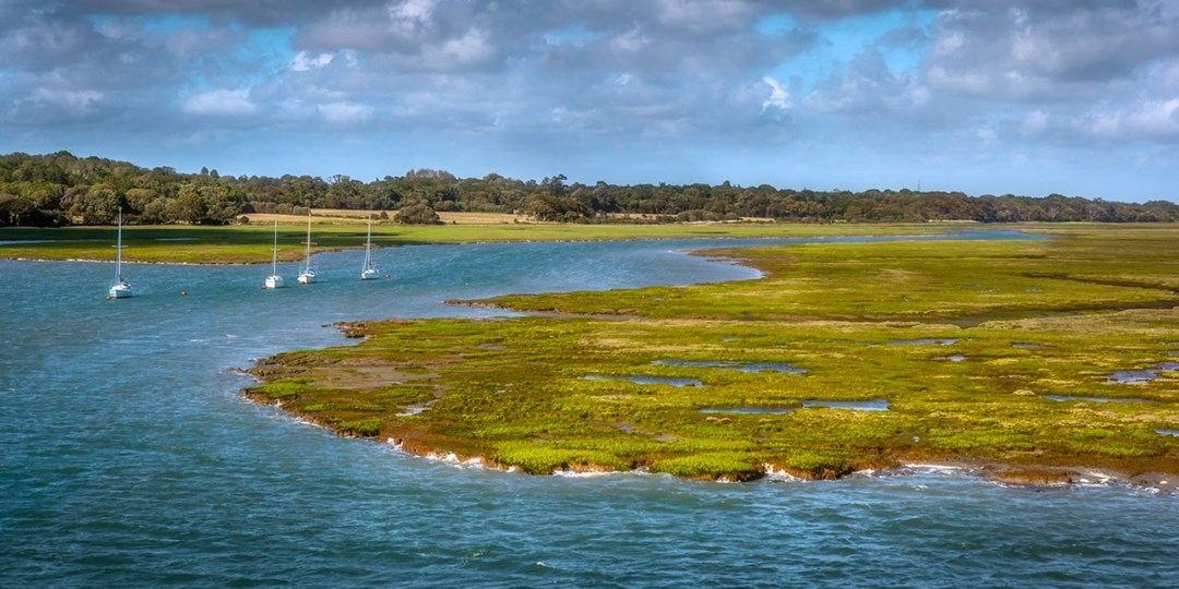 £189pp—Yachting experience on the Solent with overnight stay | Travelzoo