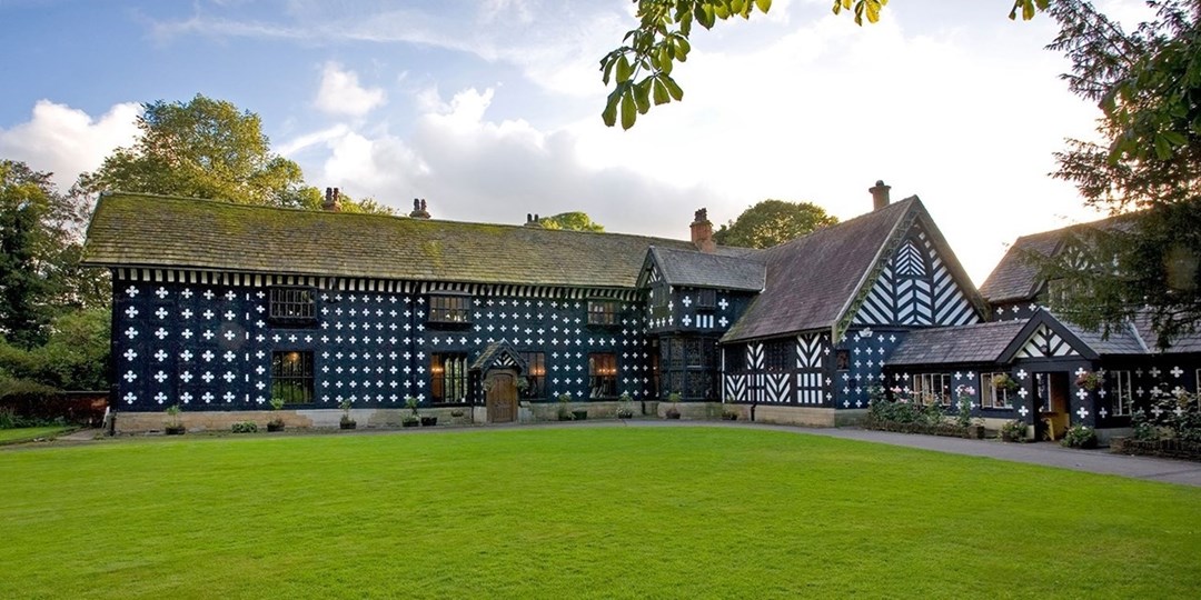 £139—Lancashire: 2-night luxe shepherd's hut stay for 4 | Travelzoo