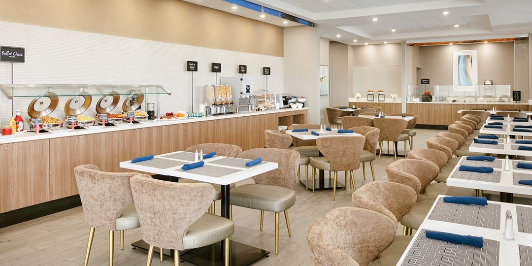 $279—YUL hotel suite w/breakfast & 8 days' parking | Travelzoo