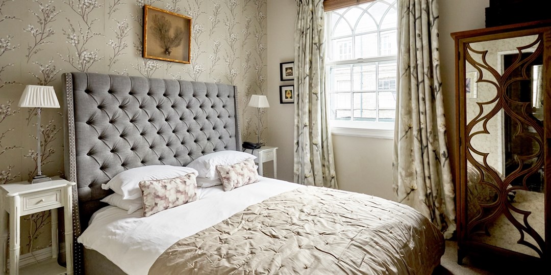 £258—Peak summer Cotswolds mini break | Travelzoo
